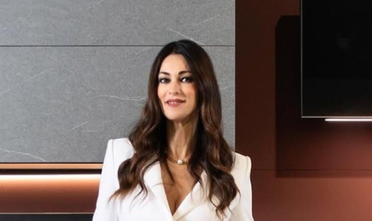 Manuela Arcuri, chi è, età, carriera, oggi, marito, figlio, foto e ...